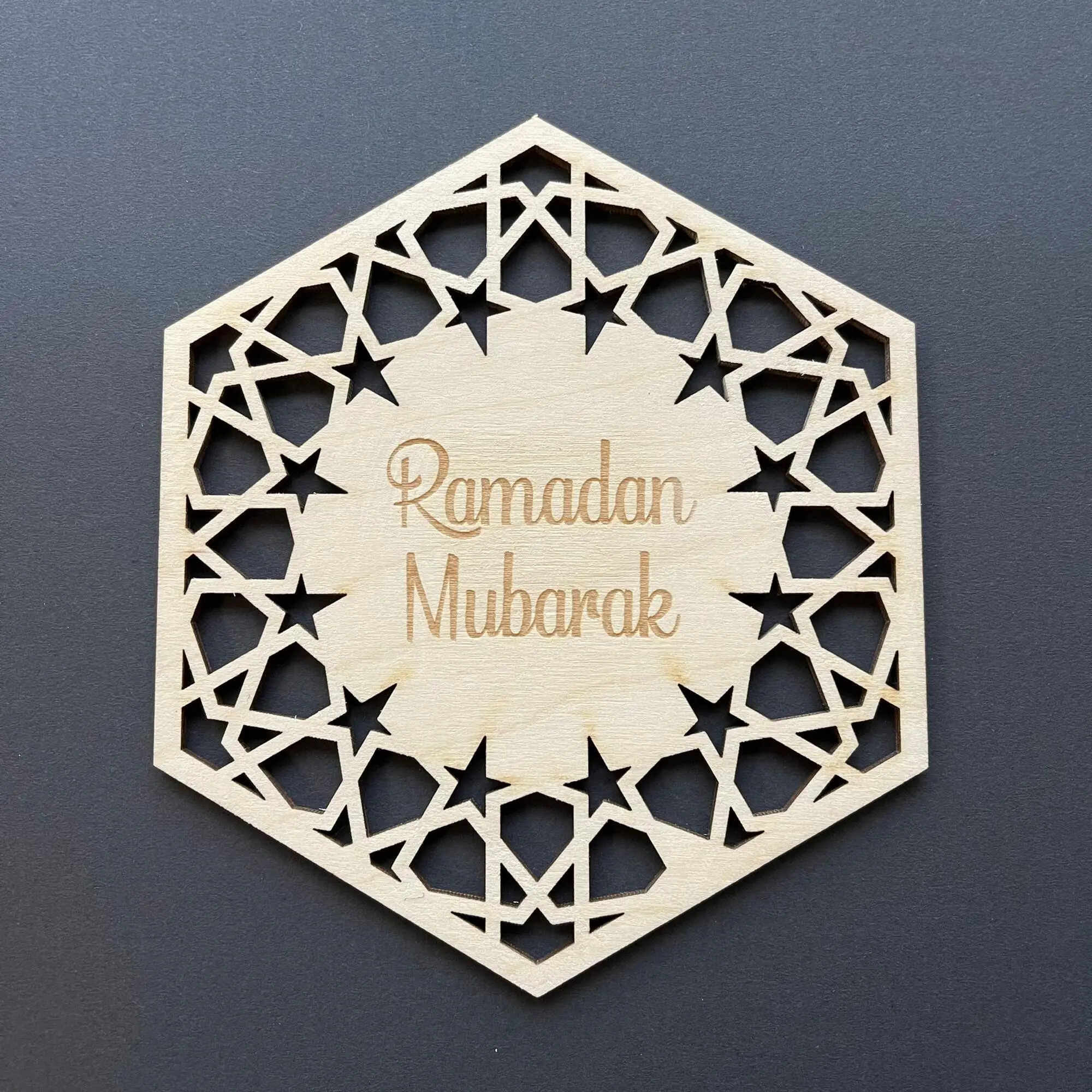 Køb Ramadan Mubarak 6-kantet Pynt i Træ (Håndlavet) - 45,00 DKK,-